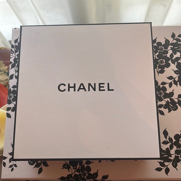 CHANEL | Design | Authentic Chanel Gift Box Perfect For Decorating ...